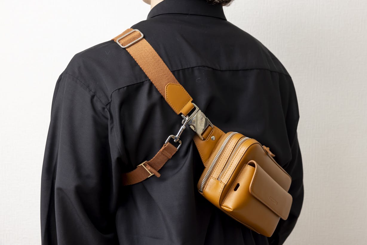 小さくてもしっかり収納 スタイリッシュに持てる多機能本革ボディバック - CAMPFIRE (キャンプファイヤー)