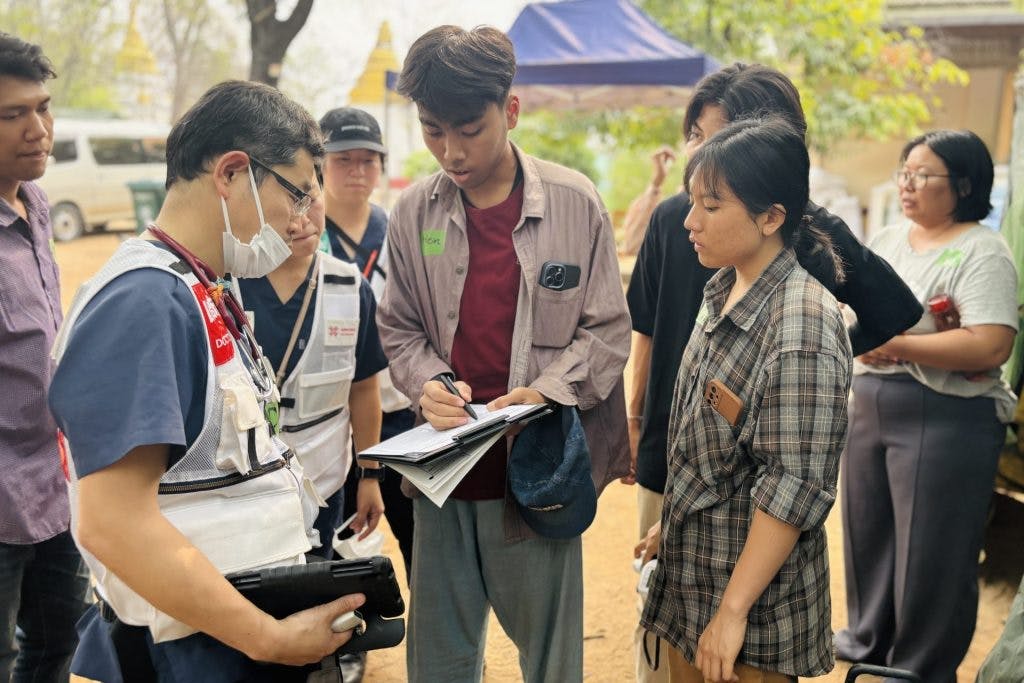 4月6日 被災者の手を握り、共に涙を流す。“心を通わせる”臨時診療所をザガインで開設 - CAMPFIRE (キャンプファイヤー)